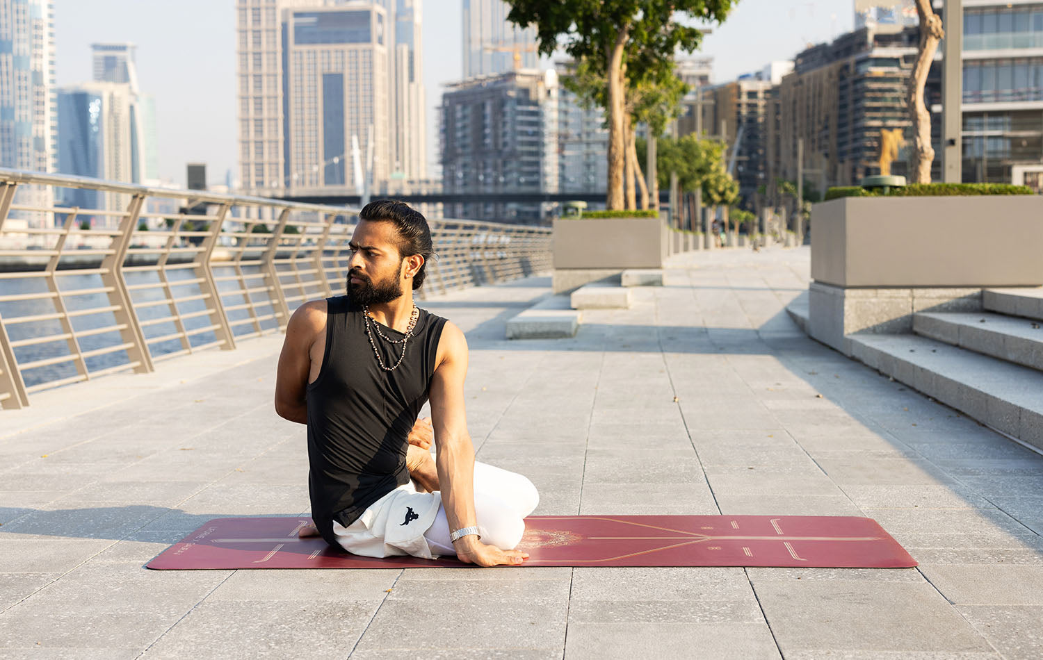 Hoe Bharadvaja's twist te doen (Bharadvajasana II) | Liforme